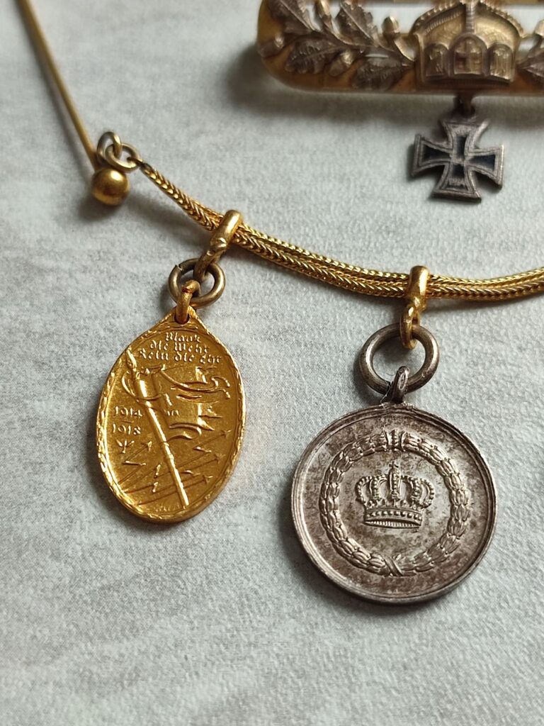 German miniatures medals and Brooch - Lieutenant Poilu